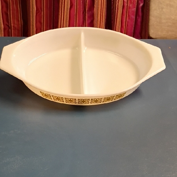 Pyrex | Kitchen | Pyrex Creamgreen Oval Divided Dish Verde Square ...